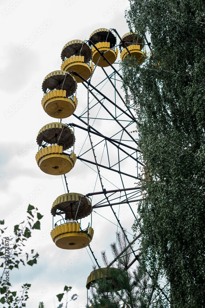 rusty yellow ferris wheel in amusement park in chernobyl Stock Photo ...