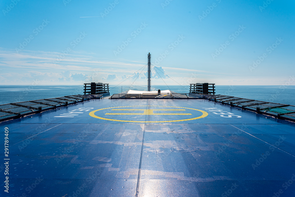 Foto de Helideck on top of a ferry at sea. Blue with yellow markings ...