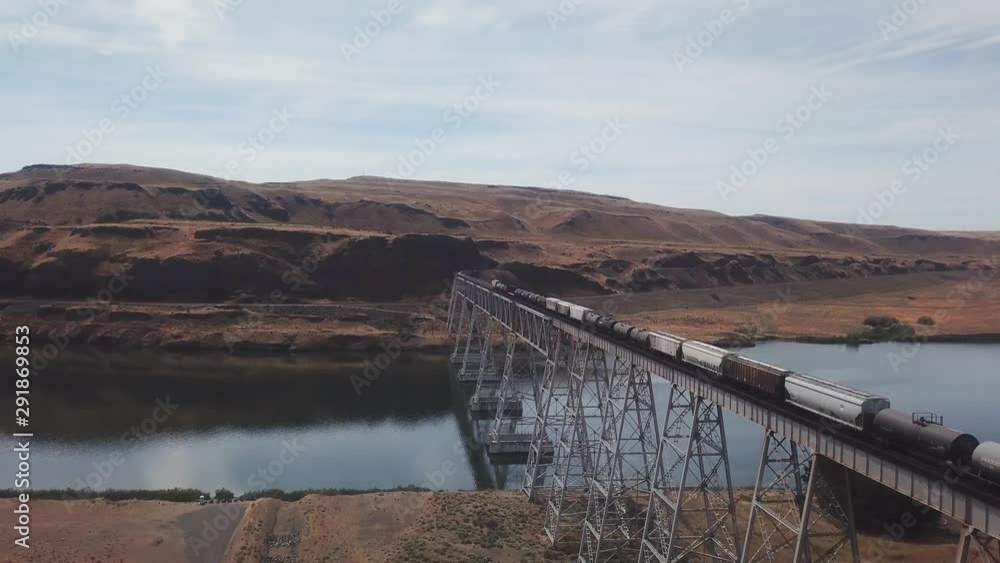 Video „Train crossing the Joso High Bridge, a trestle bridge at Lyon's ...