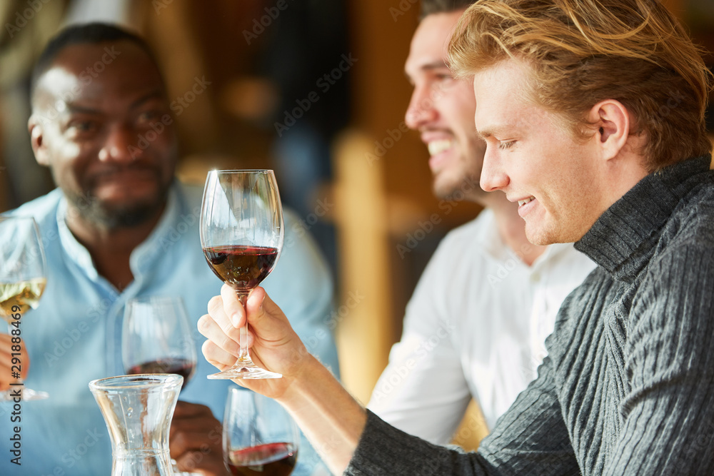 Junge Leute feiern und trinken Wein Stock Photo | Adobe Stock