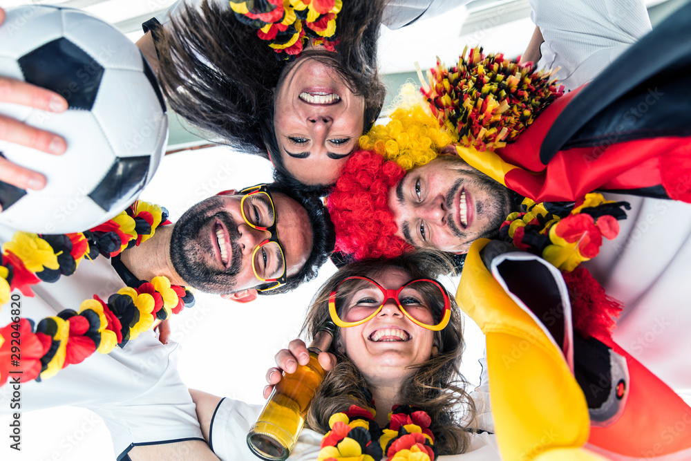 Glückliche deutsche fussball fans feiern meisterschaft sieg Stock Photo ...