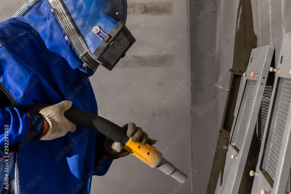 Foto de The operator of the sandblasting machine is ready to go. The ...