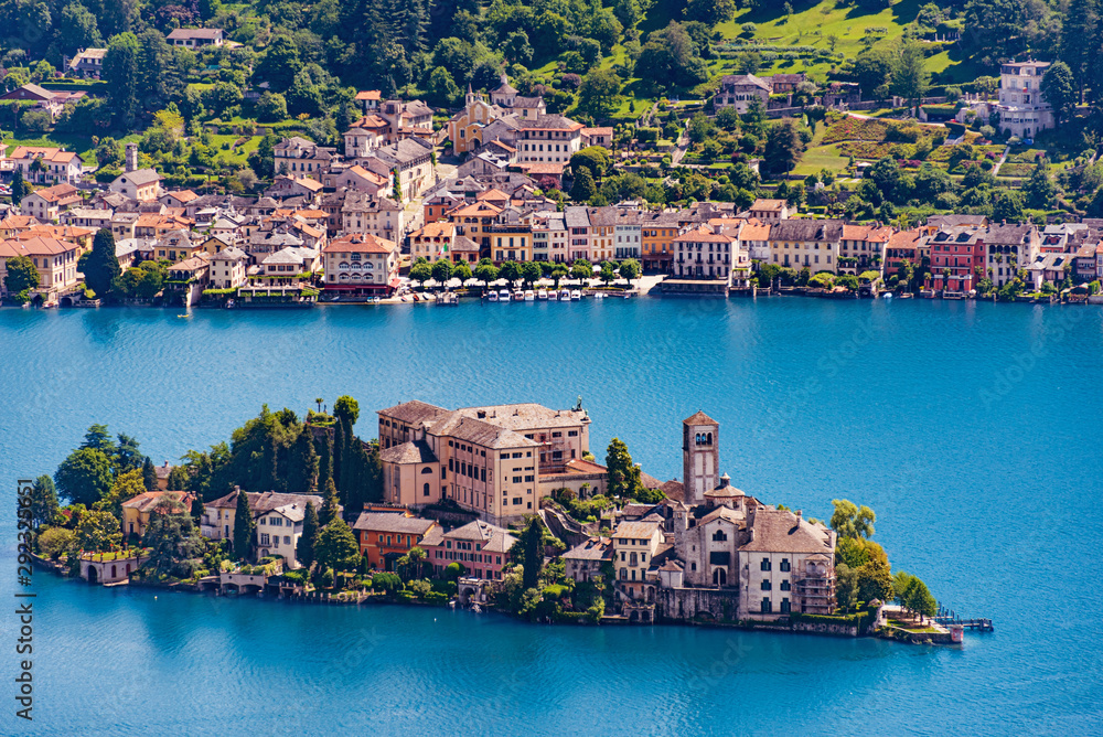 Foto de Isola San Giulio (St. Julius Island) in front of the town of ...