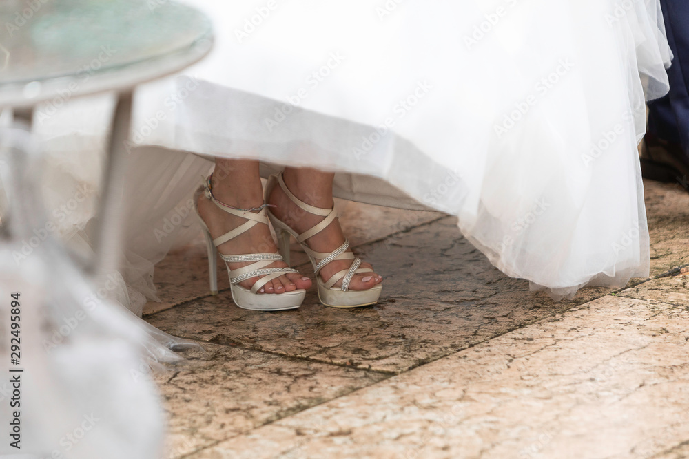 Details of feet of the bride under the veil of the wedding dress Stock ...
