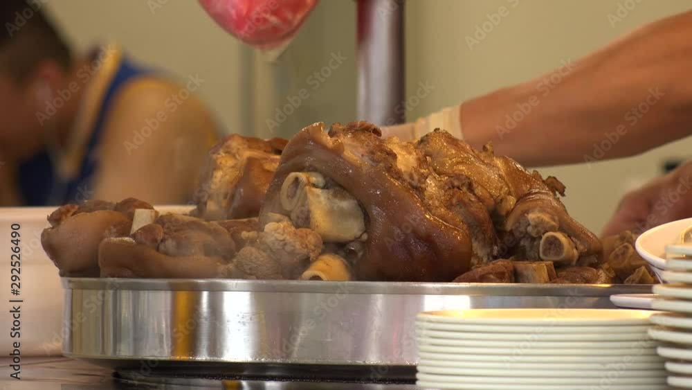 Vidéo Stock TAIPEI, TAIWAN : A pig's trotter stewed in soy sauce at the ...