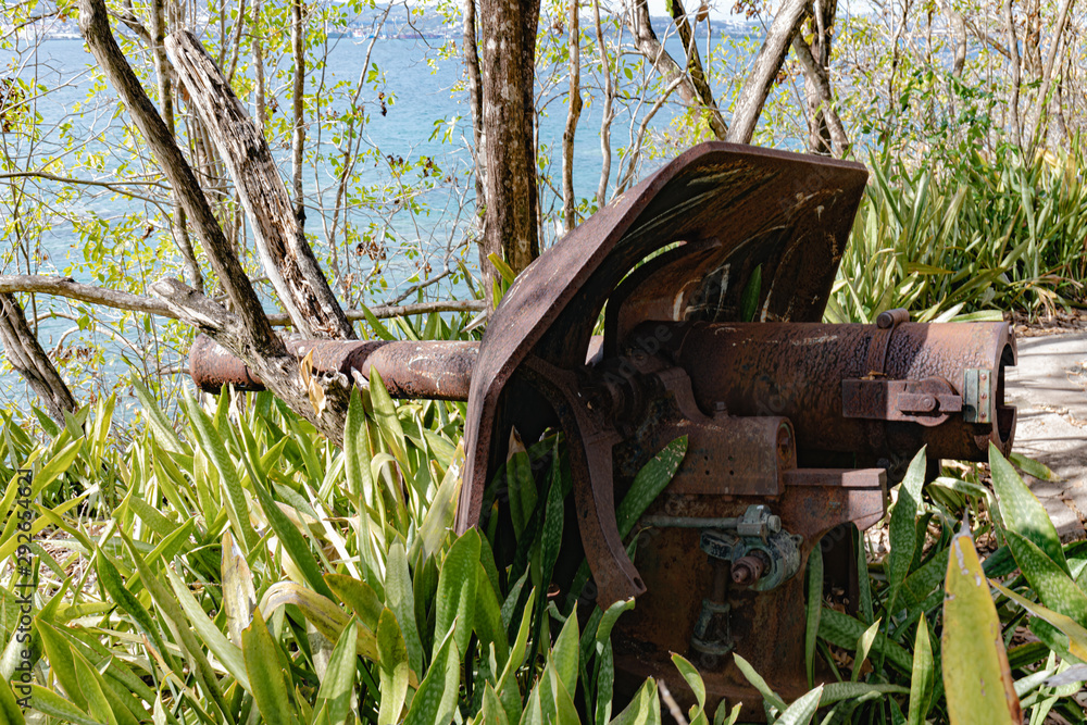 Foto de Old rusty machine gun in a small fort in La Pointe du Bout ...