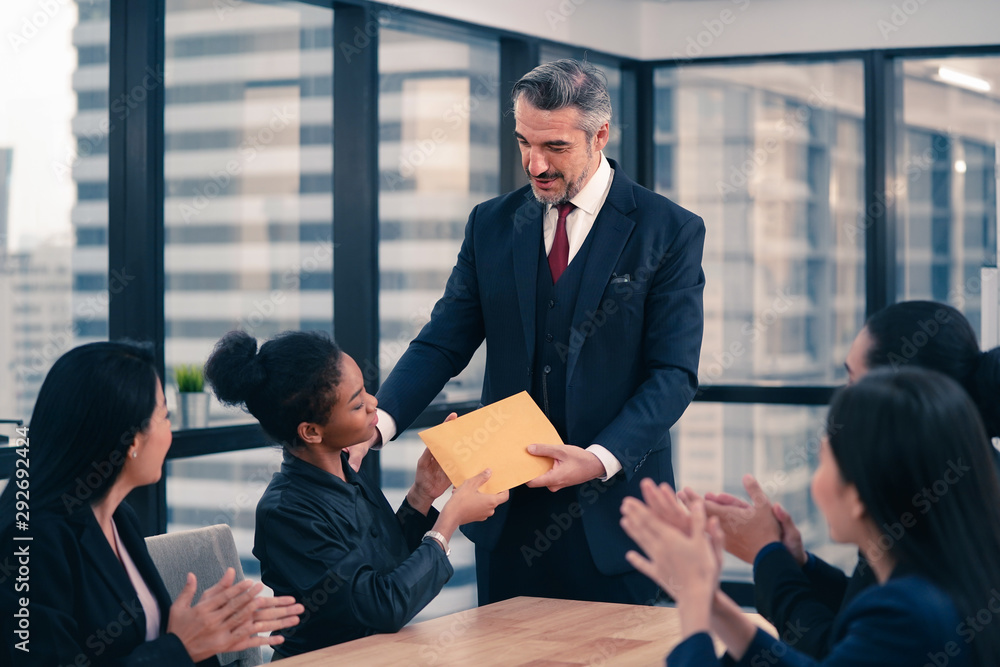 Foto Stock Company leader giving bonus to the employee who is working ...
