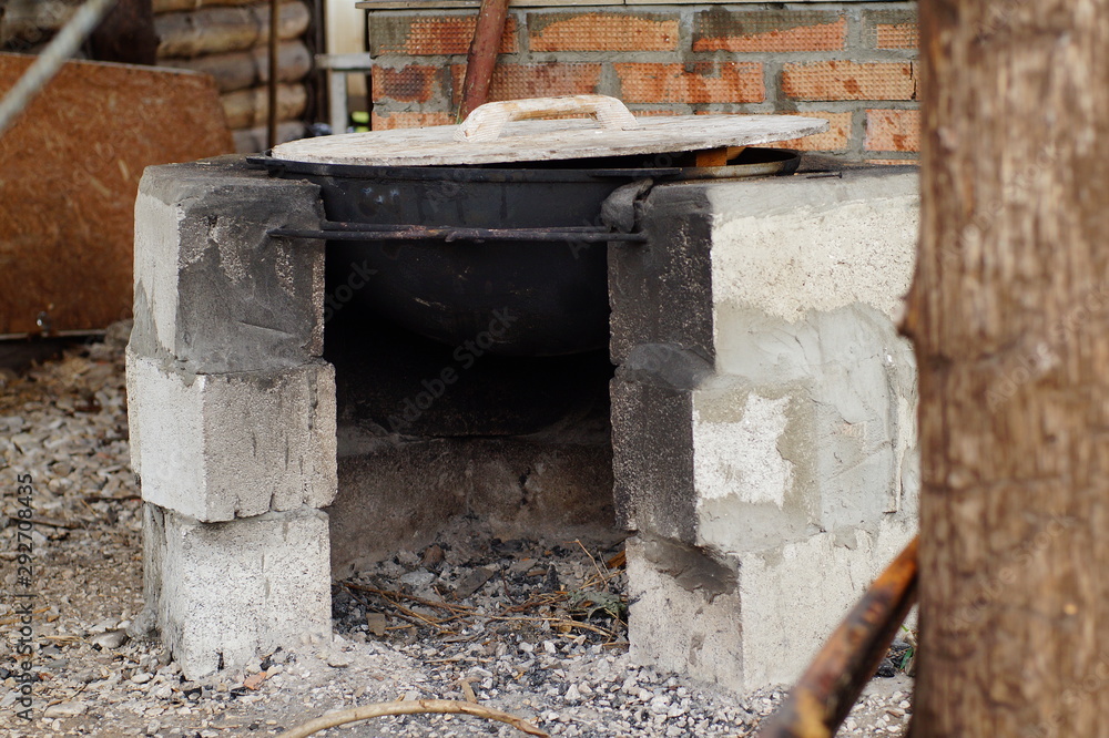 Fotka „Expanded clay-concrete laying of the furnace in the open air for ...