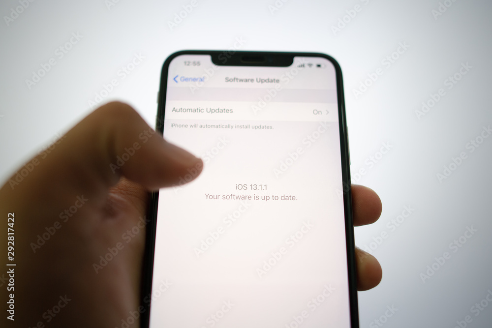 iPhone that updates iOS 13 on the new operating system screen, which ...