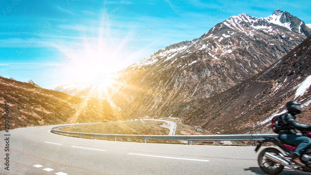 Motorrad fährt auf Passstraße in den Alpen - Panorama Berge mit ...