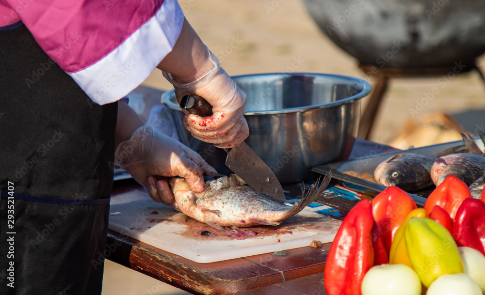 On the table, clean the fish from the scales and remove the entrails ...