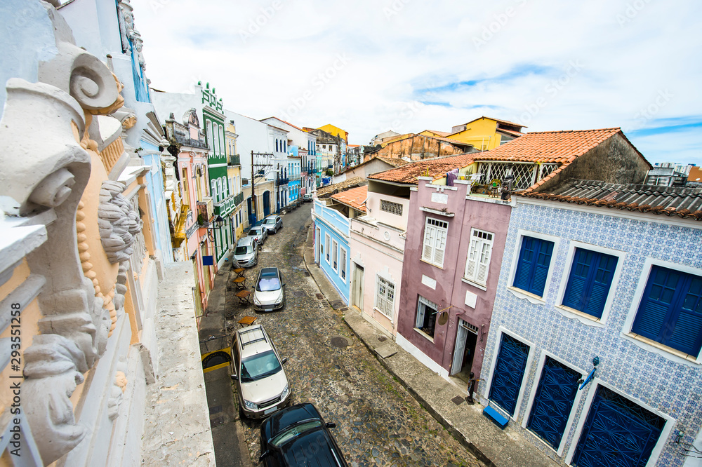 Foto de Window ledge view of colorful colonial buildings lining ...