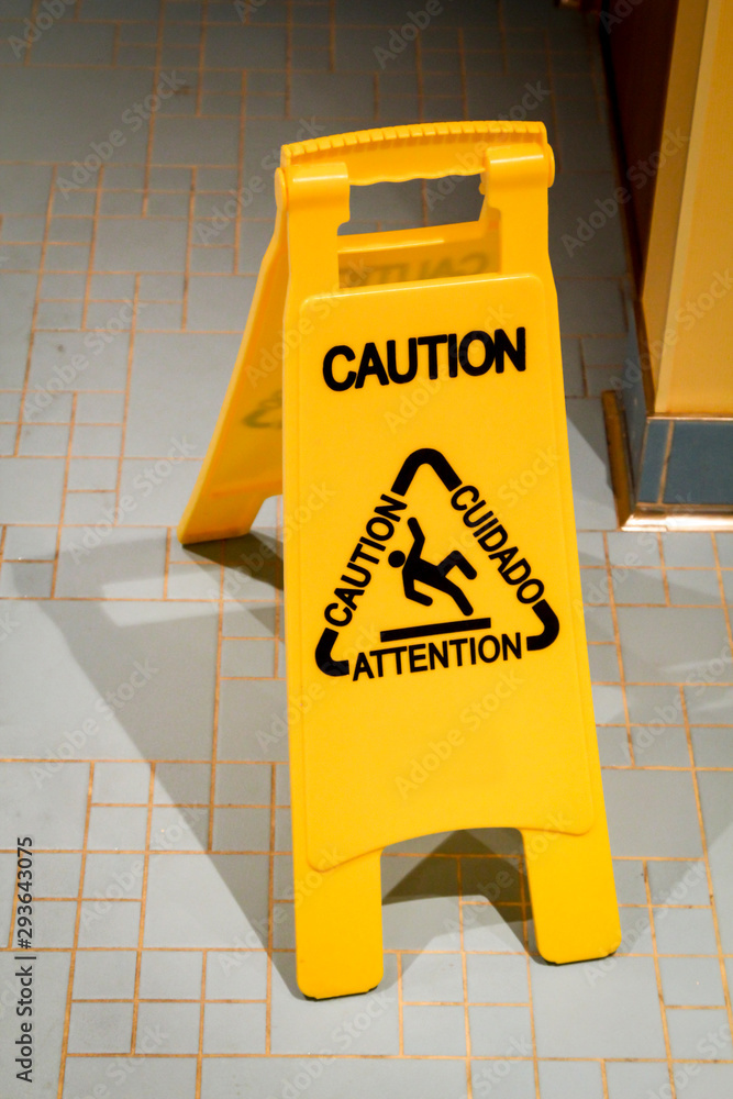 ein Vorsicht rutschig Warnung Sicherheits Schild, gelb Vorsicht Zeichen ...