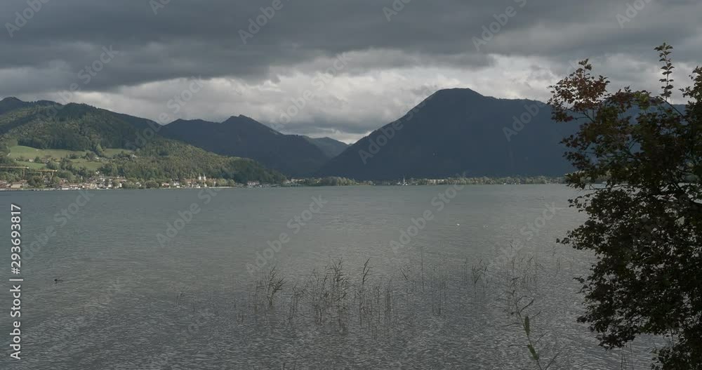 Paysage de lac bavarois. Vue sur le Wallberg et Rottach-Egern depuis les bords du lac de ...