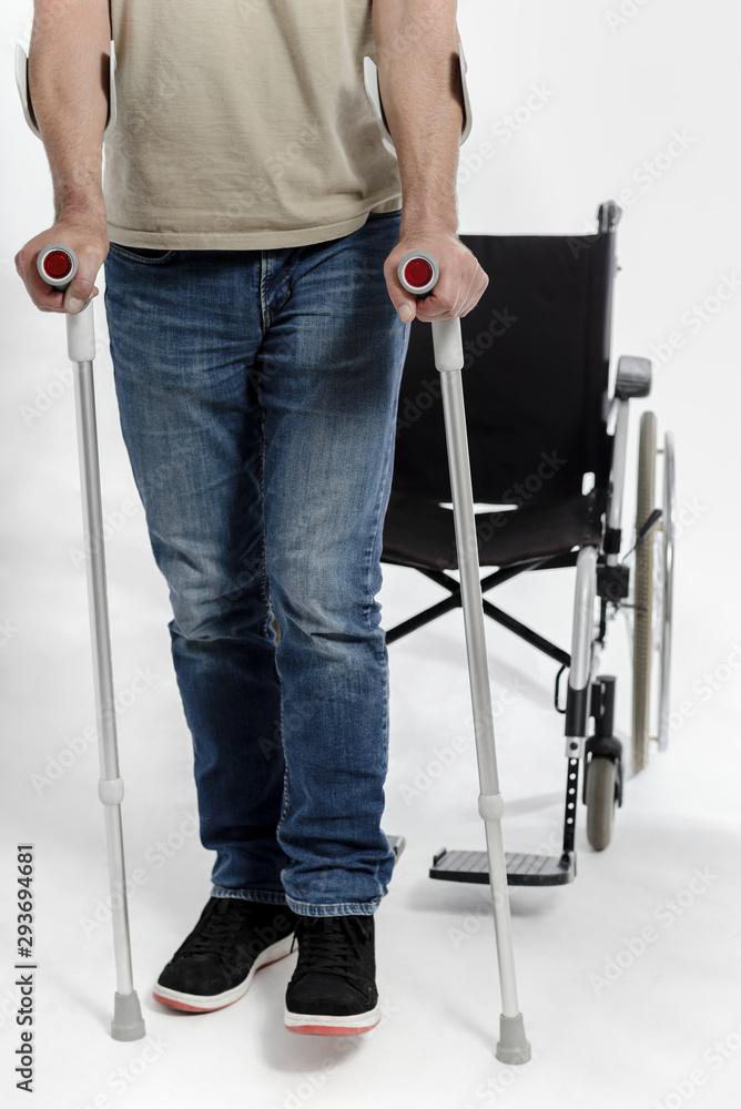 Patient mit Beinbruch Fraktur und Krücken Gehen Genesung Rollstuhl ...