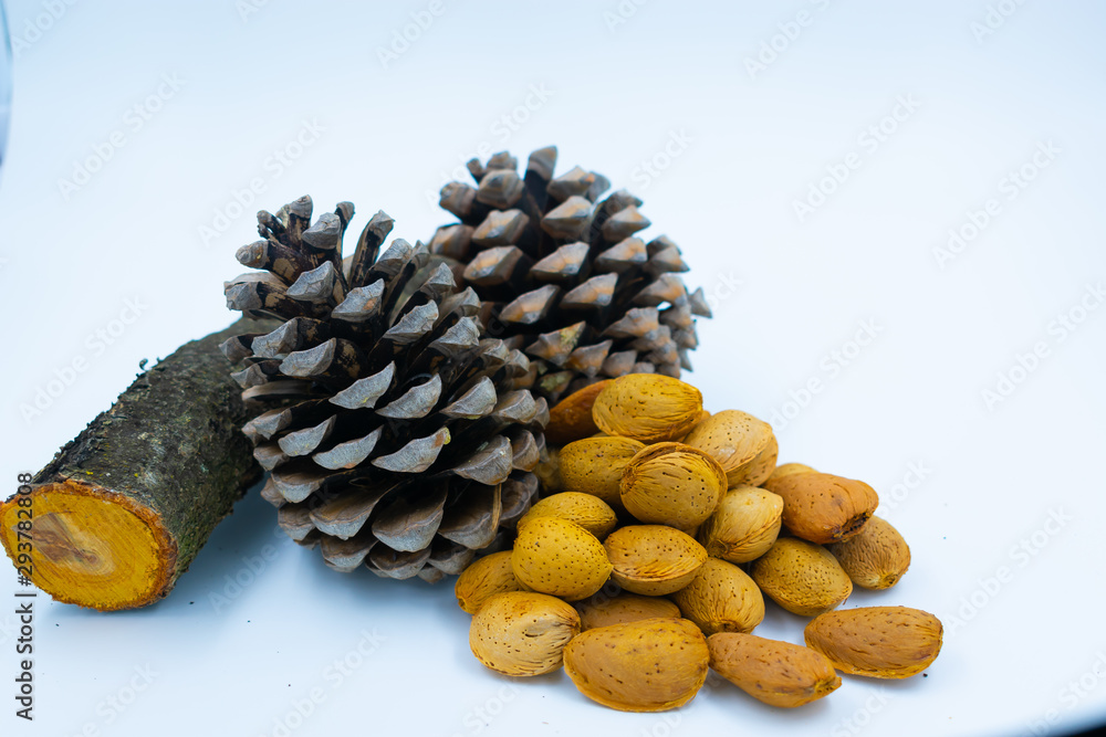 La almendra es un fruto seco muy saludable y rico en vitaminas Stock ...