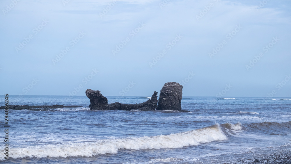 Break Point at El Tunco beach in El Salvador waves and surfers Stock ...