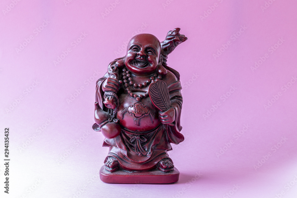 Statuette en résine d'un bouddha qui rit sur fond rose Stock Photo ...