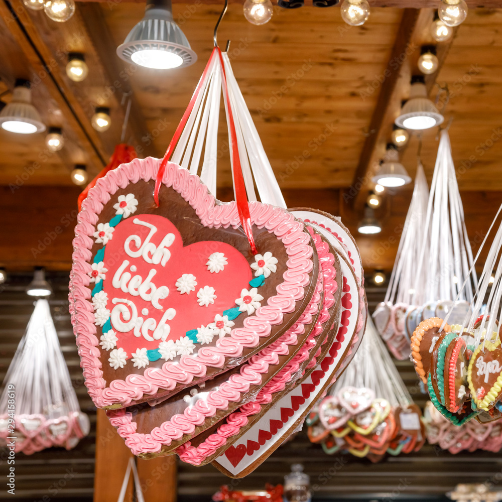 Traditional gingerbread hearts at Christmas market stall in Berlin ...