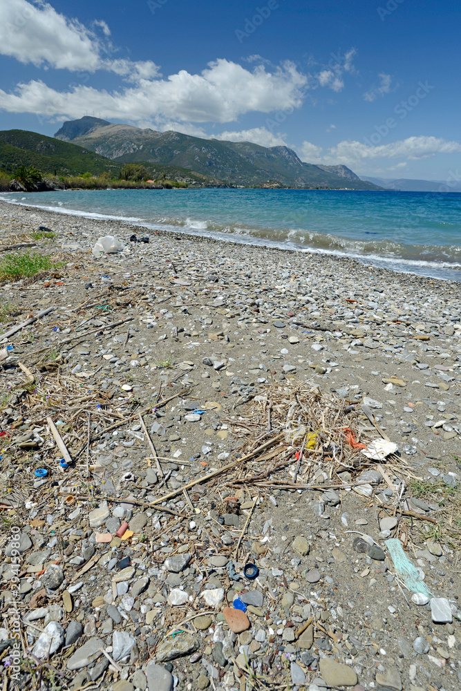 Mit Plastikmüll verschmutzter Strand am Mittelmeer (Methana, Peloponnes ...