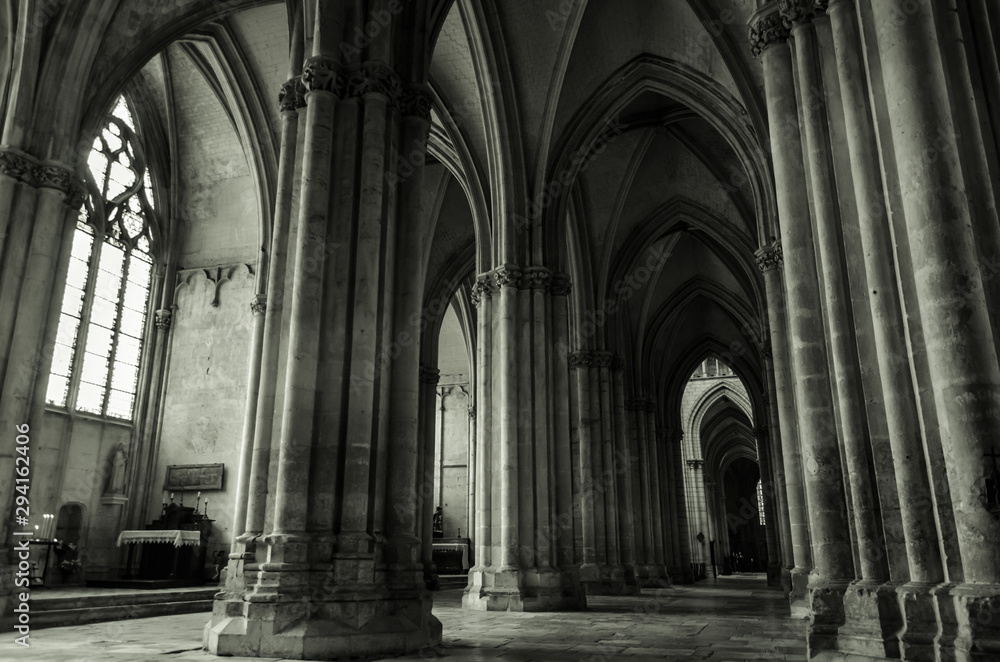 L'intérieur d'une cathédrale. Piliers et voutes dans une église ...