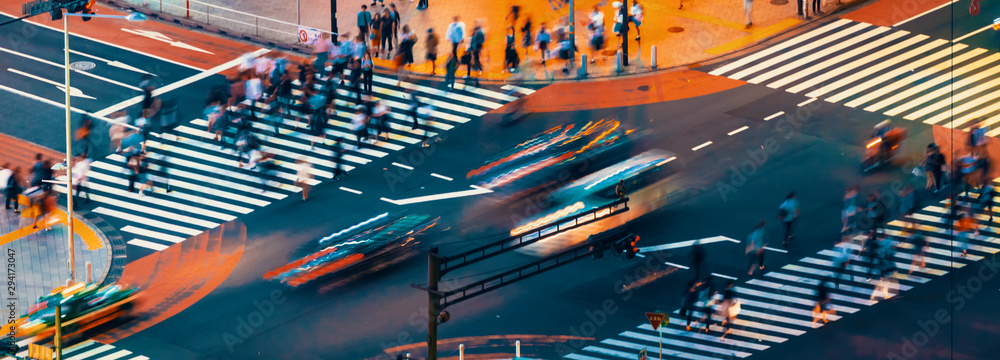 Foto de Traffic crosses a busy intersection in Shibuya, Tokyo, Japan do ...