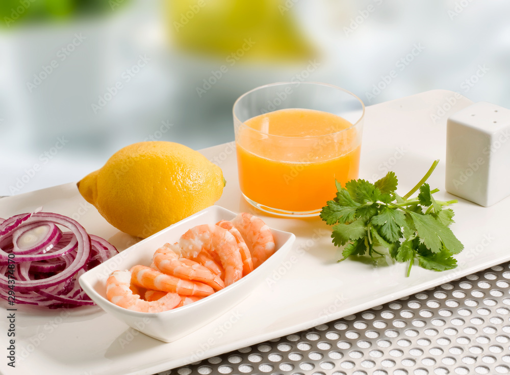 Gambas cocidas con limón, cebolla y zumo de naranja, vista cenital ...
