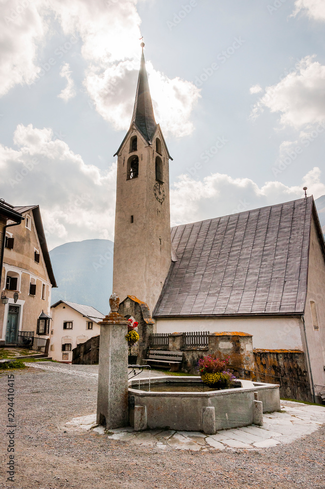 Guarda, Bergdorf, Engadin, Unterengadin, Dorfkirche, Brunnen, Wanderweg ...