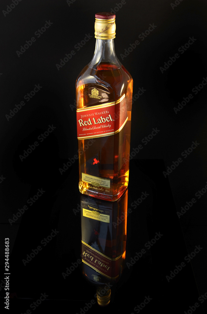 Foto de Johnnie Walker whisky bottle. Johnnie Walker is the most widely ...