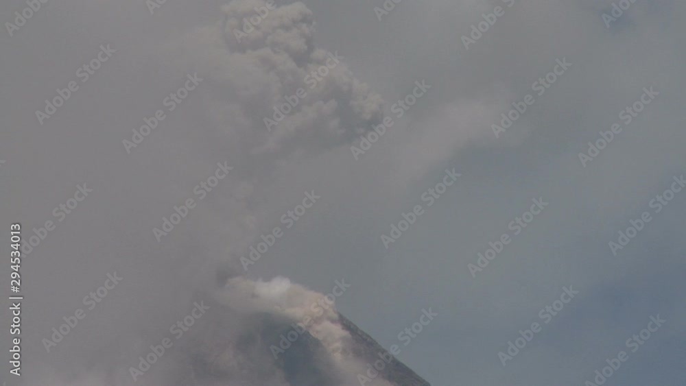 Mayon Volcano Erupts Volcanic Ash Into Sky vídeo do Stock | Adobe Stock