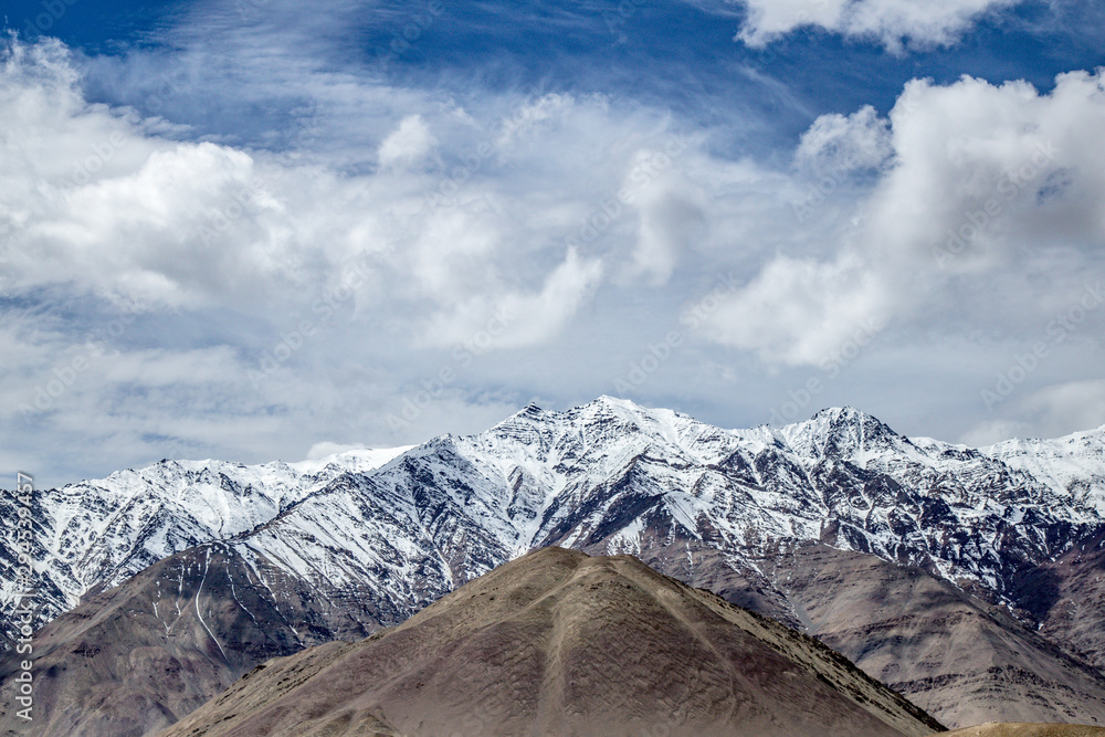 Foto de Indus valley is the largest valley of Ladak, Lah, India. River ...