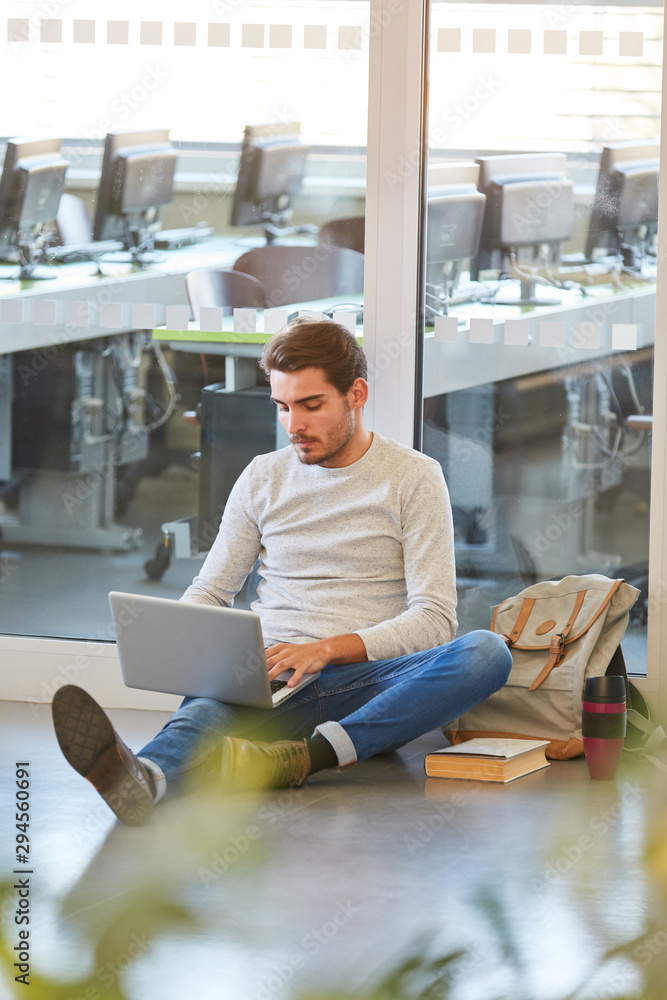 Student lernt am Laptop Computer Stock Photo | Adobe Stock