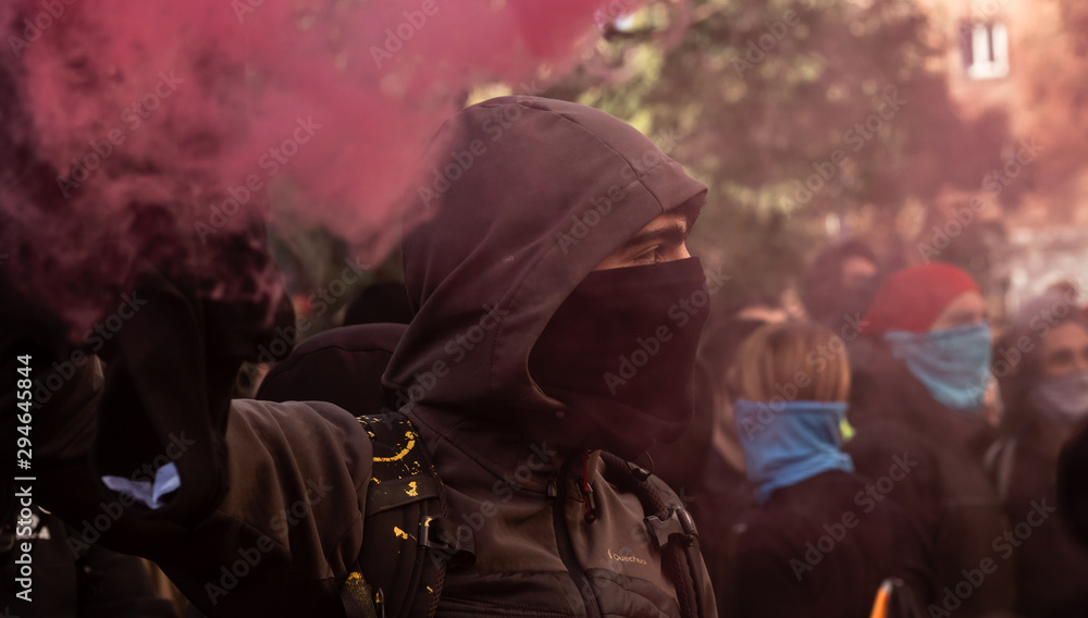 Hombre con la cara tapada Stock Photo | Adobe Stock