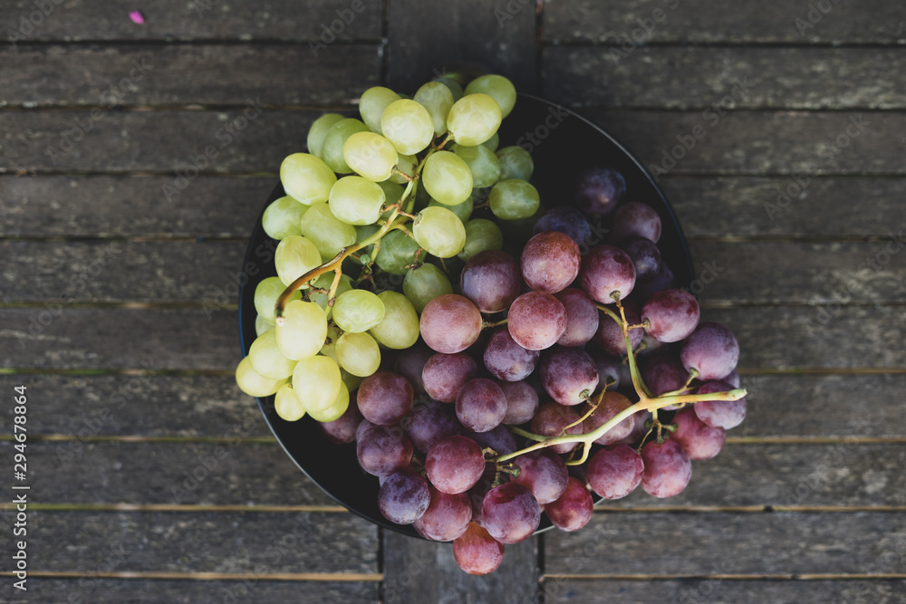 une grappe de raisin blanc et une grappe de raisin rose dans une ...