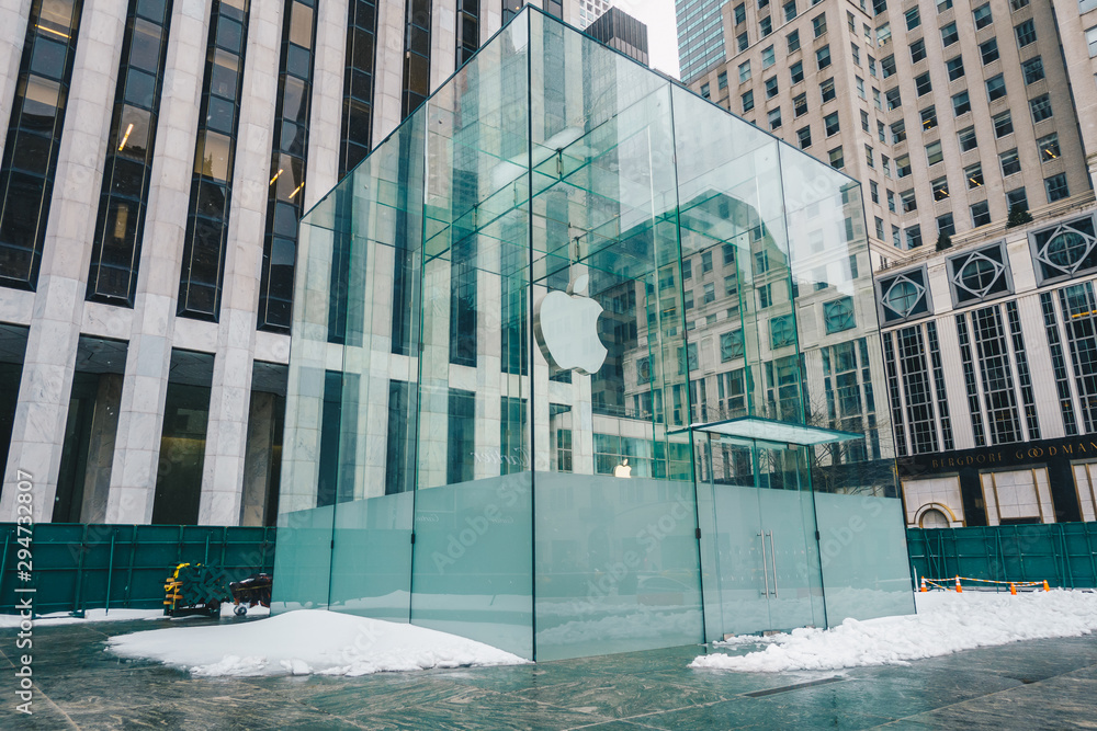 New York City,USA - March 18, 2017: View to the Apple Store building ...