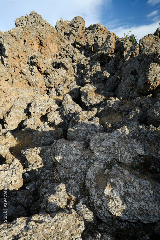 erstarrte Lava / vulkanisches Gestein auf der griechischen Halbinsel ...