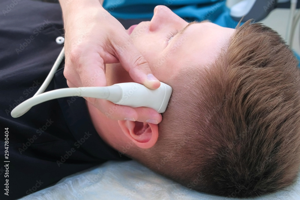 Foto Stock Ultrasound diagnostic neurosonography dopplerography of ...