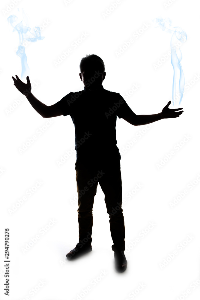 Siluetas de un hombre convertido en humo o del que le sale humo de ...