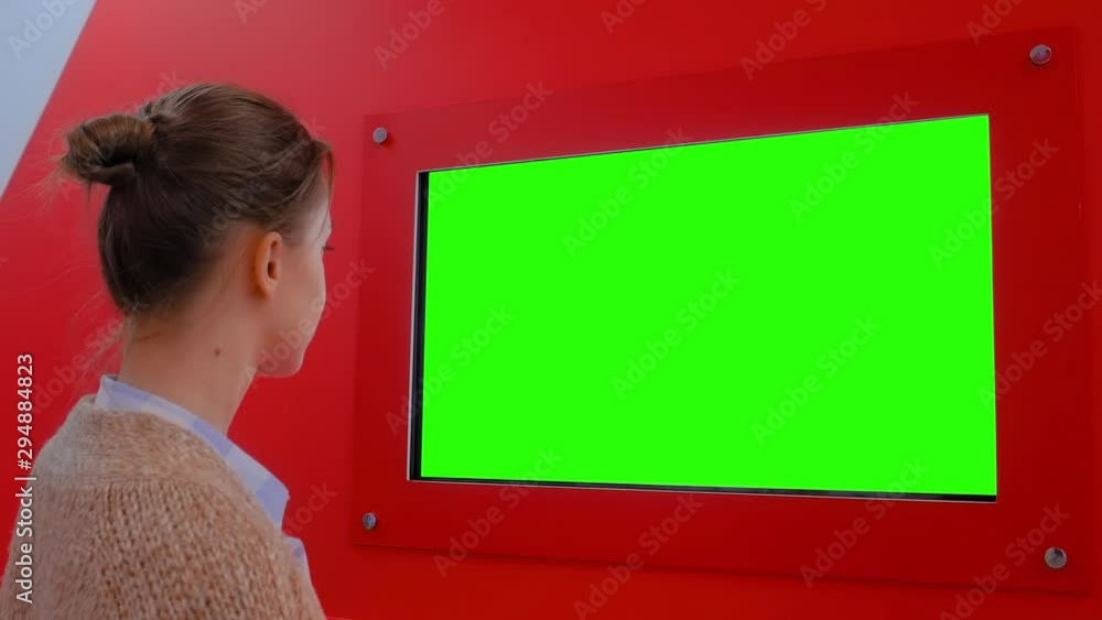 Vidéo Stock Woman looking at blank digital interactive green display ...