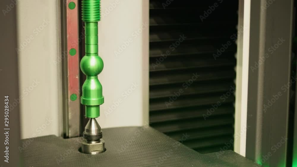 Optical measuring machine inspecting rotating complex high-curvature ...