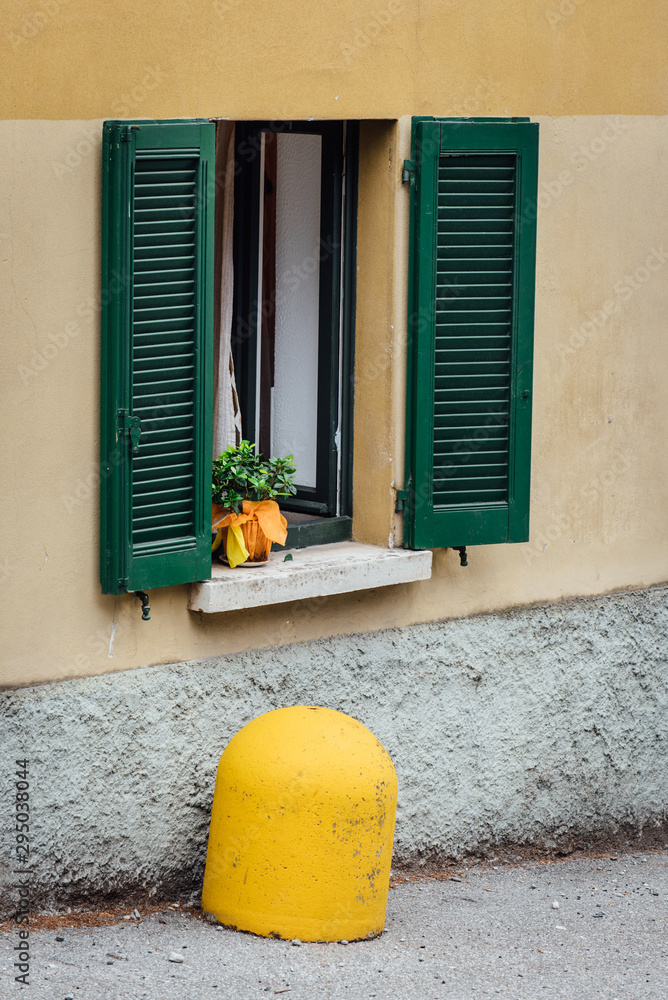 Stockfoto une façade de maison avec un plot jaune. Une bite jaune ...