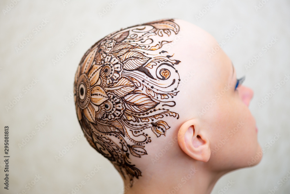 Drawing process of henna mehndi ornament on womans head Stock Photo ...