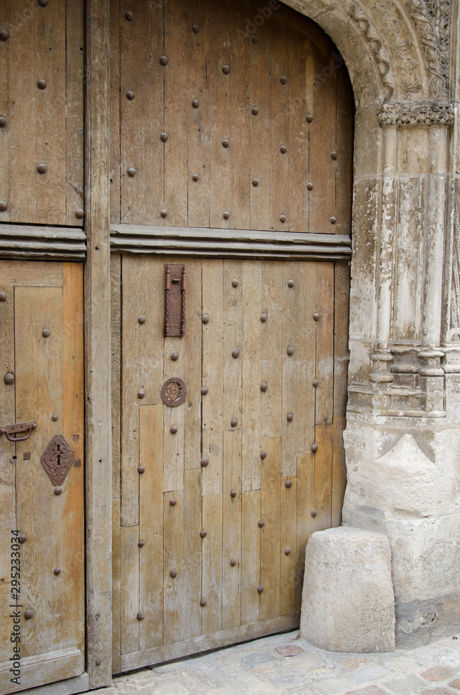 Foto de une vieille porte fortifiée médiévale. Une vieille porte en ...