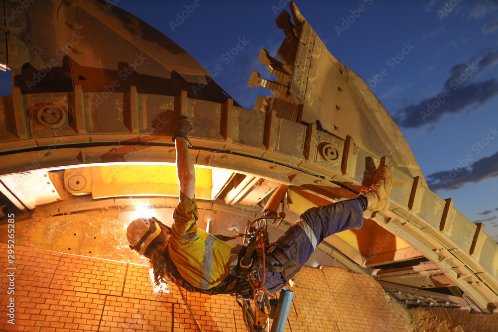 Foto de Rope access welder maintenance abseiler wearing fall safety ...