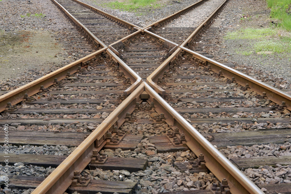 kreuzung von zwei eisenbahngleisen im großen winkel Stock Photo | Adobe ...