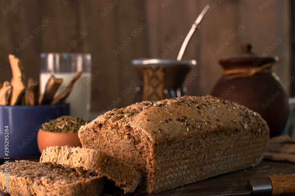 Foto de pan casero con semillas para desayuno sobre tabla de madera y ...