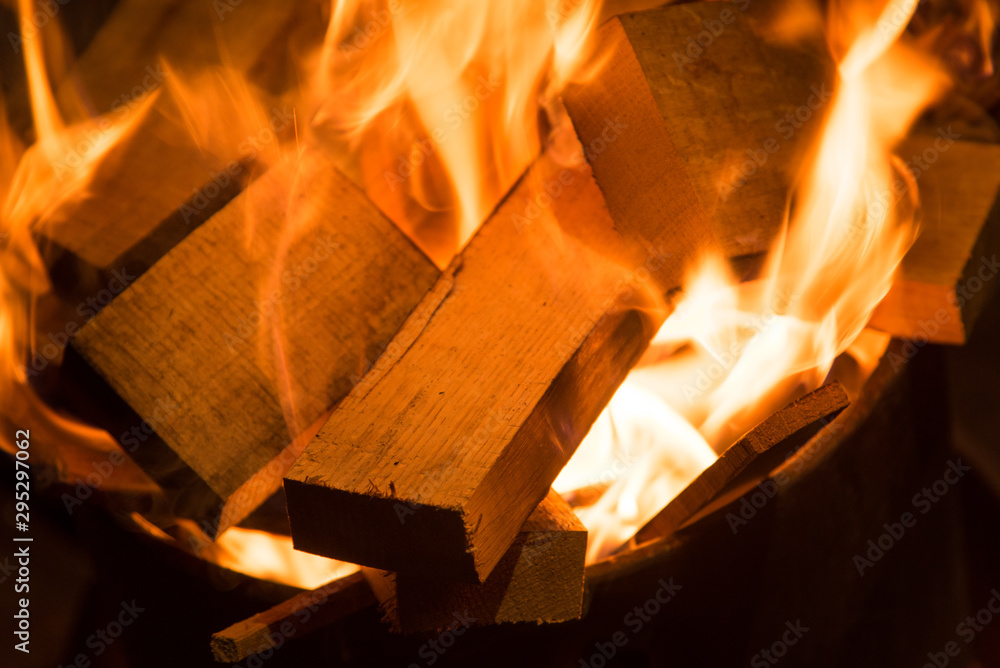 bûches de bois dans le feu. Brasier de tonnellerie. Barbecue et foyer ...