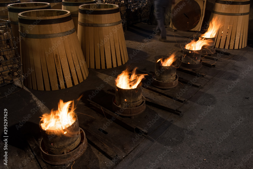 La fabrication de tonneaux. La fabrication de barils. Une tonnellerie ...