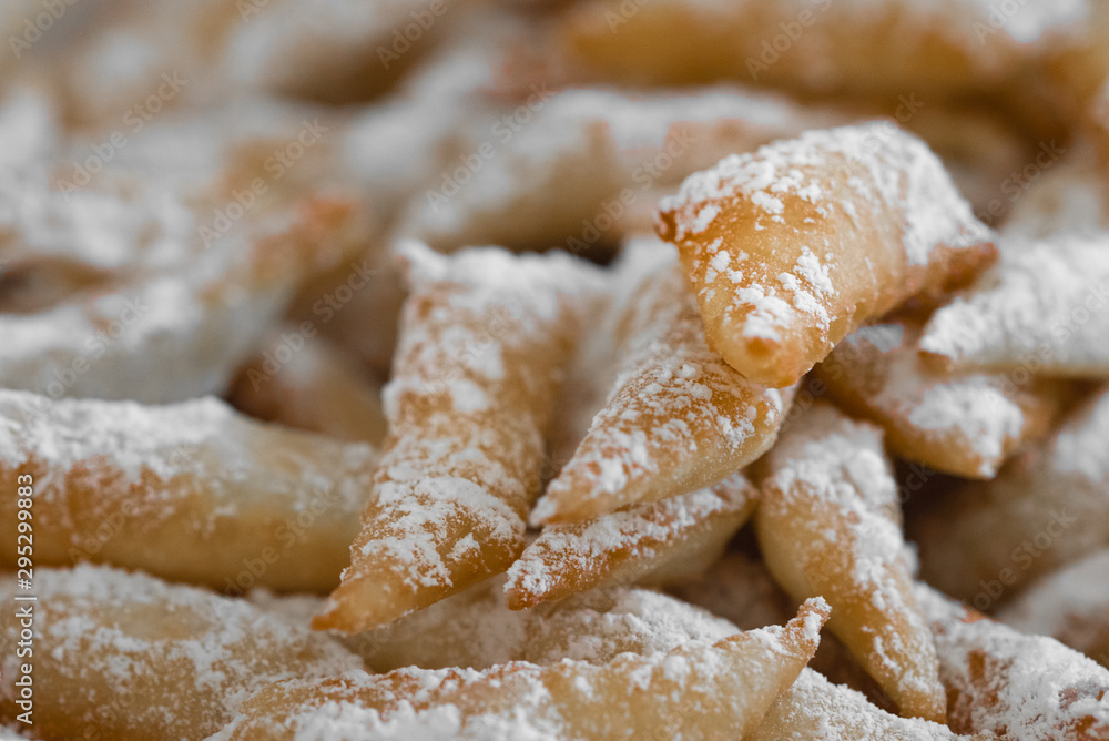 Des beignets de carnaval.. Des bugnes de carnaval. Un dessert sucré ...