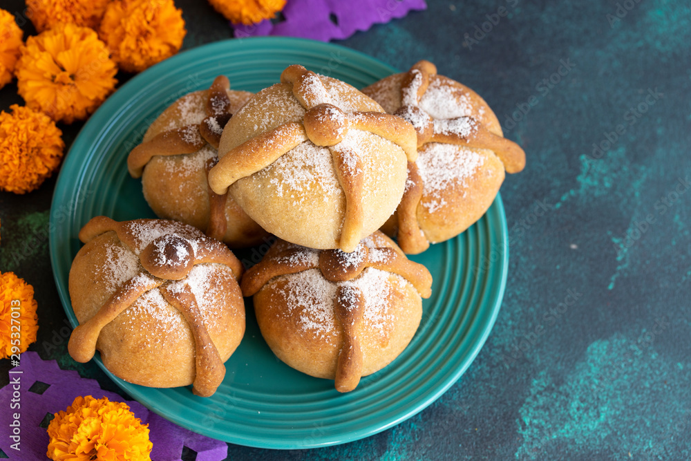 Mexican celebration, bread of death. Mexican parties with Dead bread ...